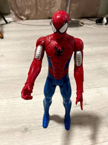 Hasbro Spiderman akciona figura Jako lepa i pokretna akciona figura u