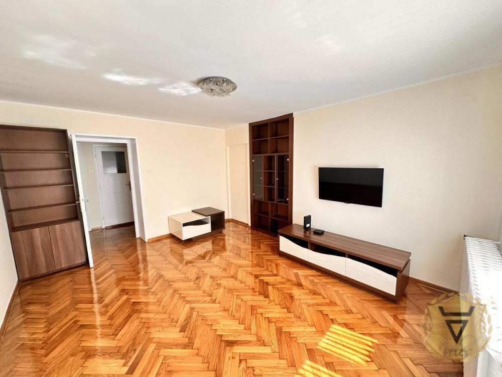 Četvorosoban stan za izdavanje, 90m2, 1.200€