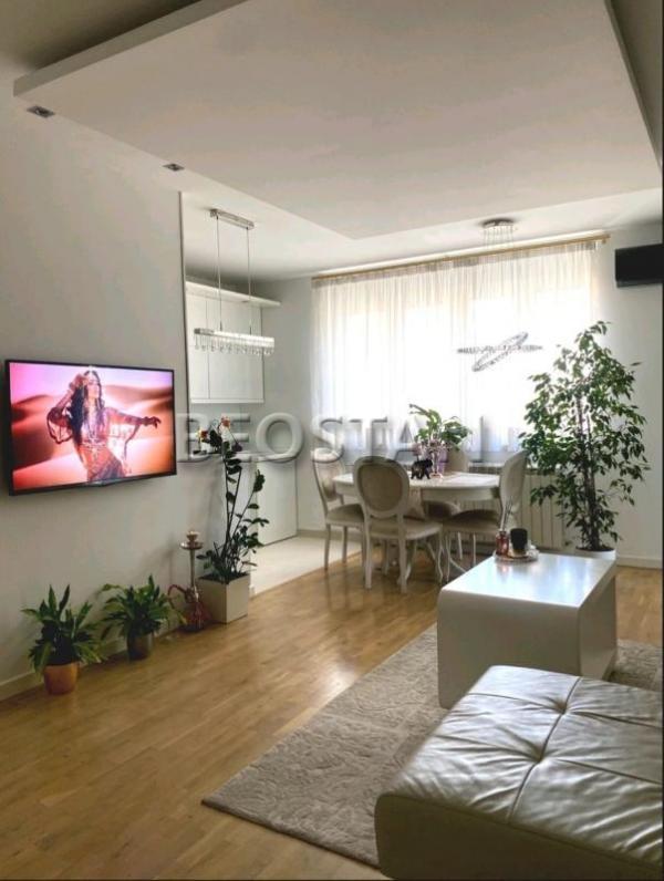 Dečanska, Trosoban stan za izdavanje, 80m2, 1.200€