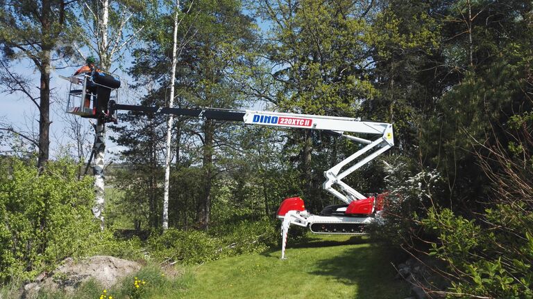 Crawler lift sa prikolicom za transport
DINO-Lift 220 XTC II (22m Arbeitshöhe)