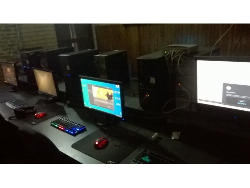 8 racunara iz PC igraonice