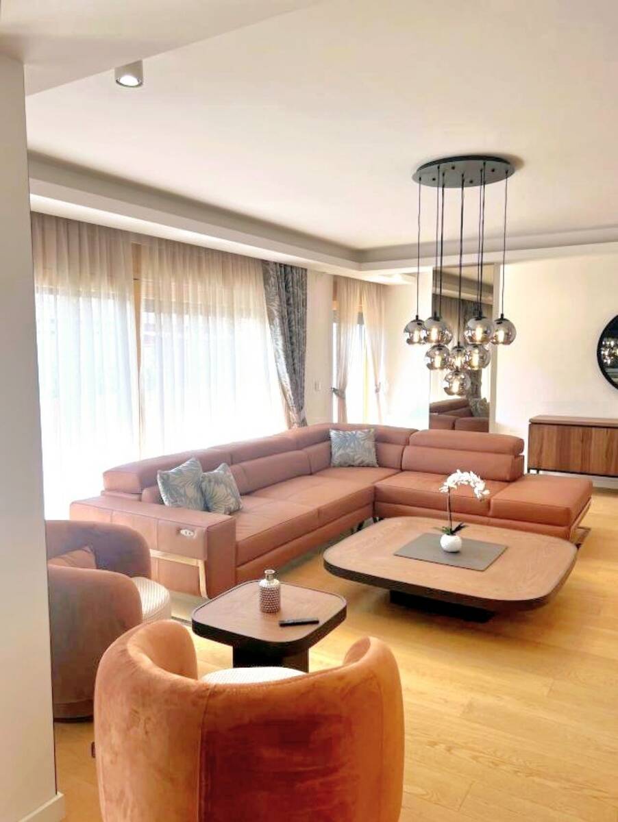 Četvorosoban stan za izdavanje, Hram Svetog Save, 3.300€, 205m²