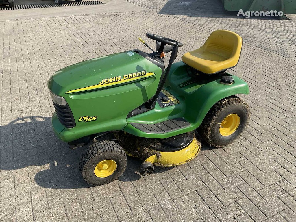 Prodaje se John Deere LT166 traktor kosilica na aukciji