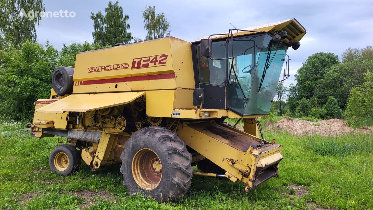 New Holland TF42 kombajn za žito