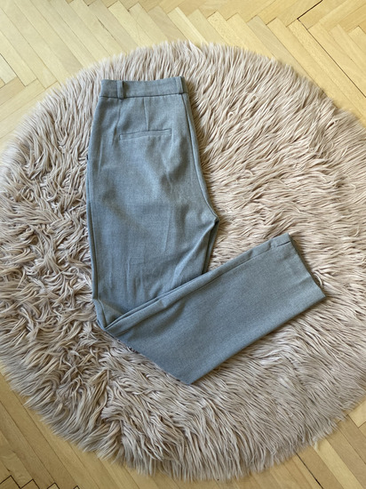 Sive poslovne pantalone