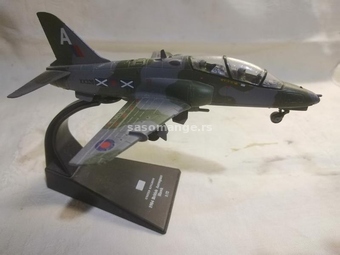 Avion Amercom British Aerospace Hawk 1:72,sve je original,slomljen gornji deo nosaca i vrh.