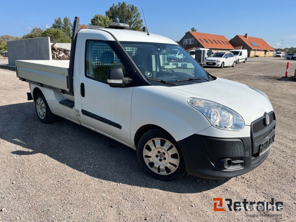 Prodaje se FIAT Doblo Cargo kamion s ravnom platformom na aukciji