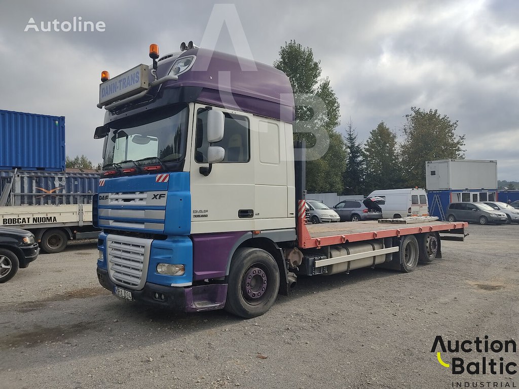 Prodaje se DAF FAR XF105.460T/ZS kamion platforme na aukciji