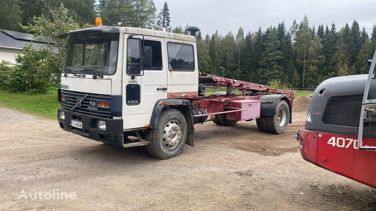 Volvo FL616 kamion sa kukom za podizanje tereta