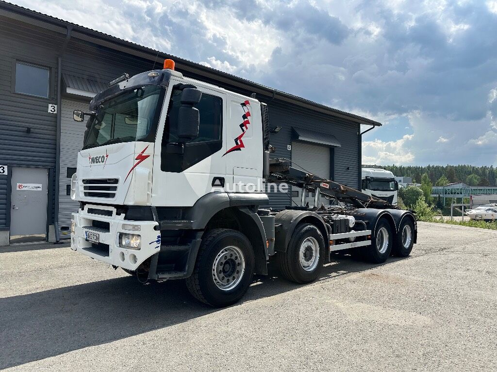 IVECO Trakker AT410T500 8x4 kamion sa kukom za podizanje tereta