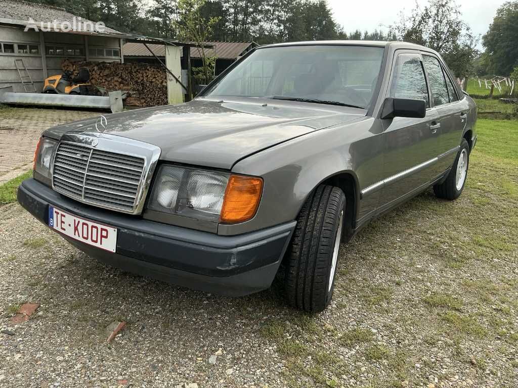 Prodaje se Mercedes-Benz 200D sedan na aukciji