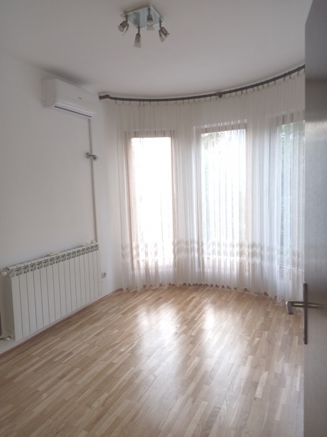 VOZDOVAC LEKINO BRDO 240m2 , T , 1850e