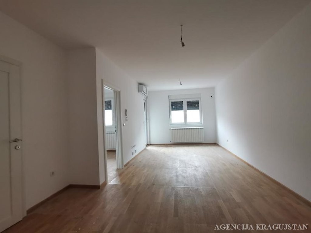 Izdavanje, Stan, 51m2 , Centar