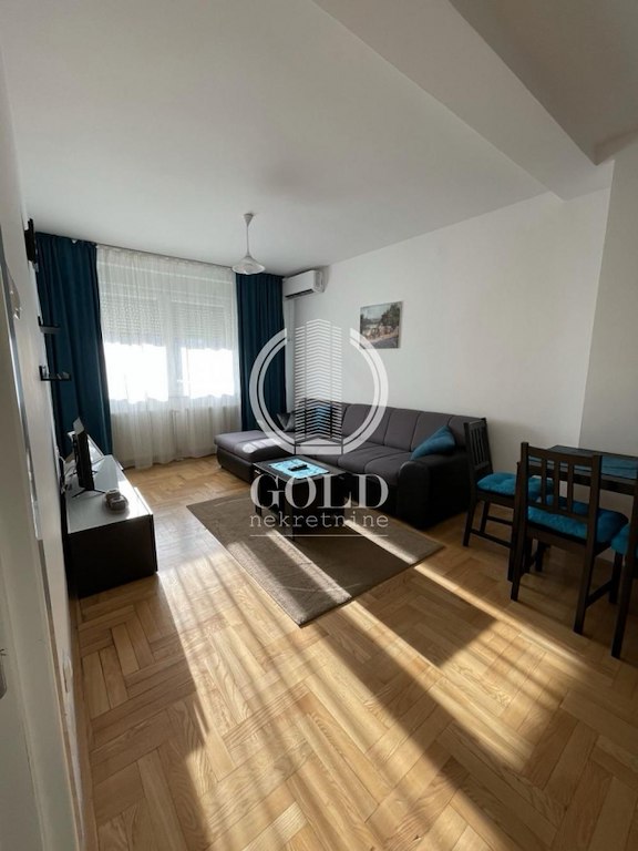 IZDAVANJE Stan 1. 5: NOVI SAD-Novi Sad-Centar, Šafarikova, 40m2, 450 eur ID#8083