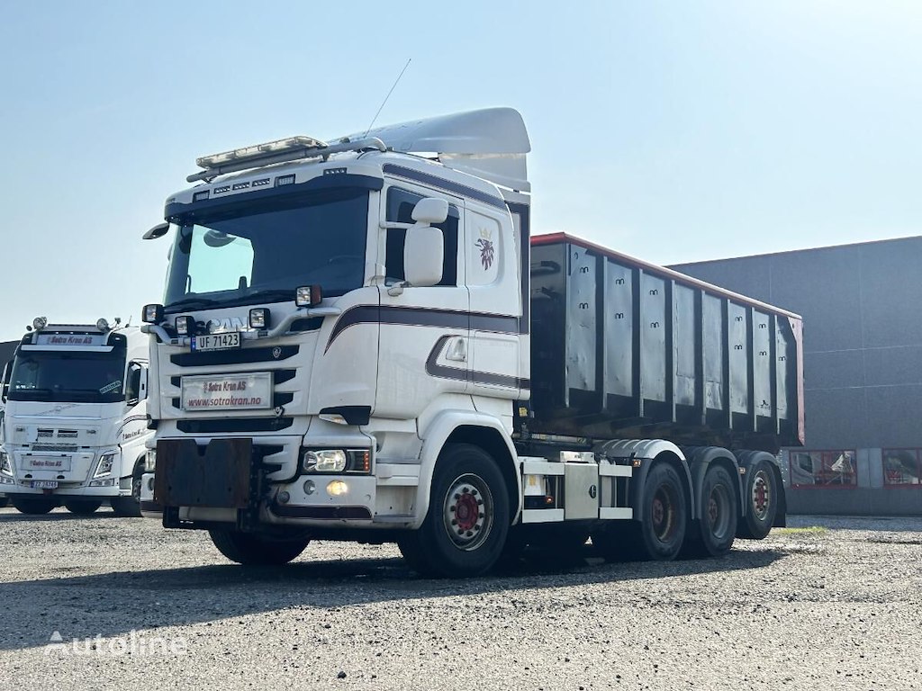 Prodaje se Scania R580 4-akslet brøyterigget krokbil m/ 24 tonns krok med knekk kiper na aukciji