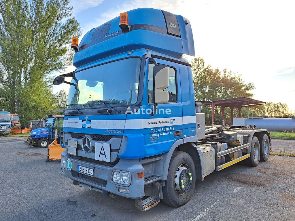 Prodaje se MB ACTROS 2641 6X4 rol kiper sa kukom na aukciji