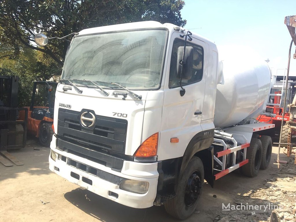 Hino 700 kamion s mešalicom za beton