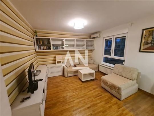 Garsonjera 30m2, komplet nameštena, odmah useljiva