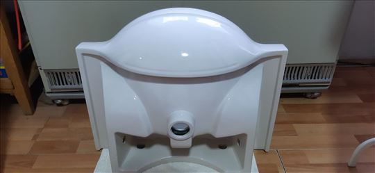 Lavabo očuvan 55x46cm razmak rupa za kačenje 26cm