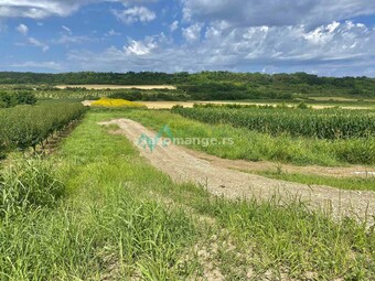 Porodaje se zemljište površine 1020m2.