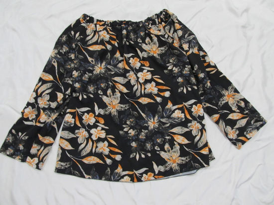 Italy crna cvetna bluza vel. M / L