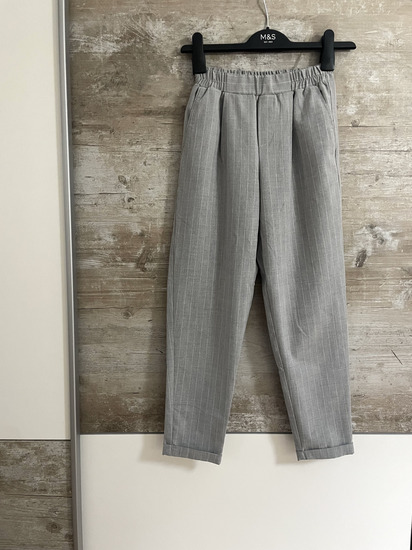 Bershka sive pantalone na crtu vel.XS