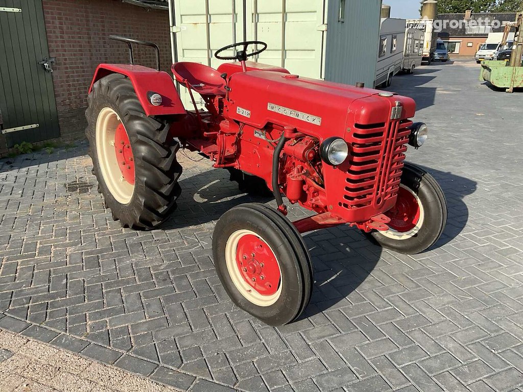 Prodaje se McCormick D-219 traktor točkaš na aukciji