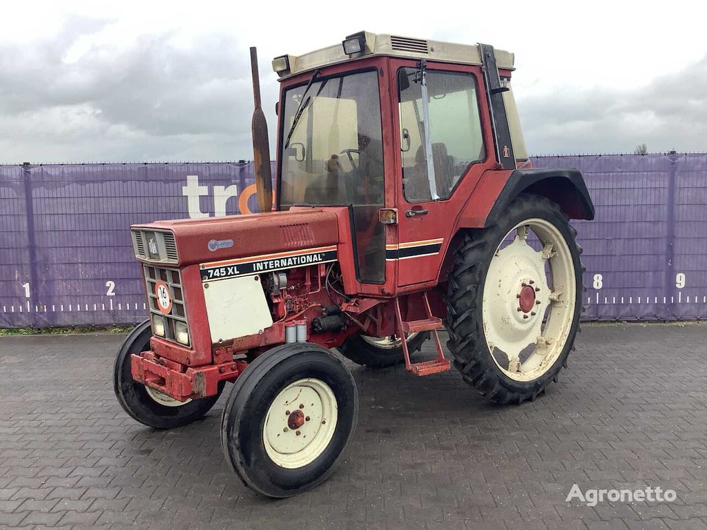 Prodaje se International 745XL traktor točkaš na aukciji