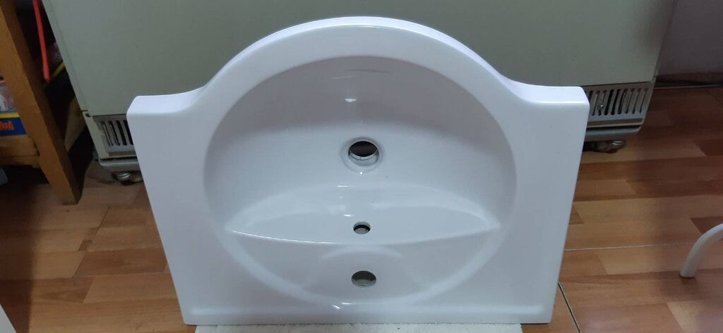 Lavabo očuvan 55x46cm razmak rupa za kacenje 26cm