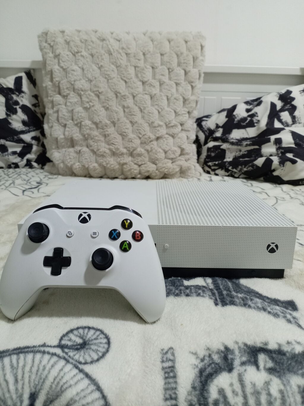 Xbox one s 1tb cena 280e igrice battefield pes 18 legendary edition