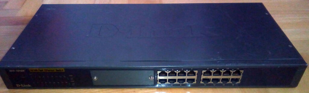 D-Link Des-1016R+ Switch - Svič 16-Port 10/100 Fast Ethernet Switch