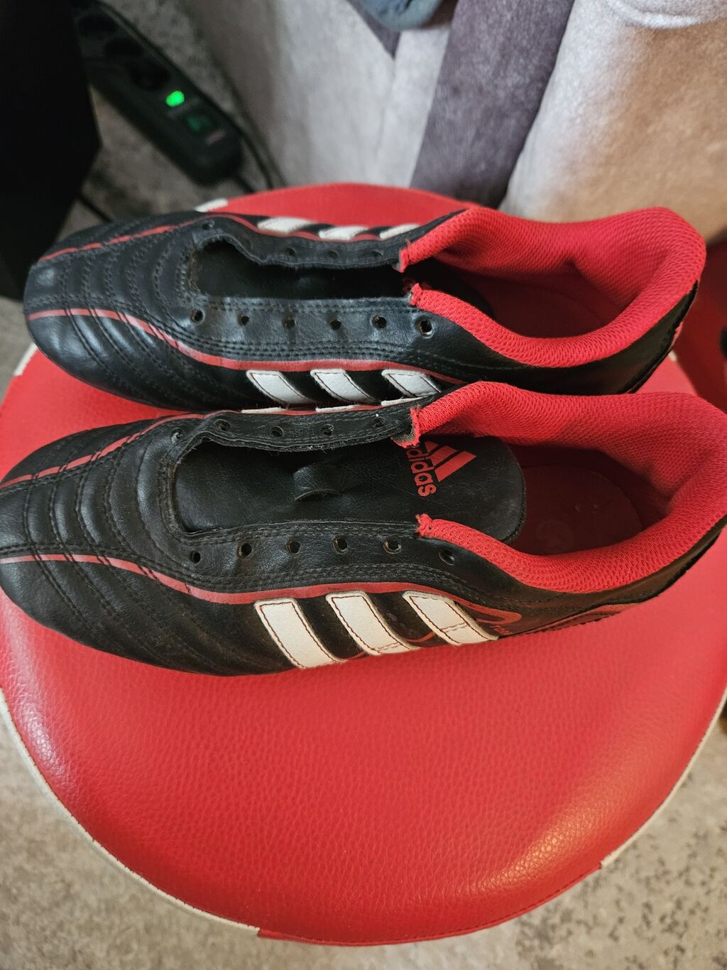 Kopačke adidas broj 35,nedostaju pertlekratko nošene