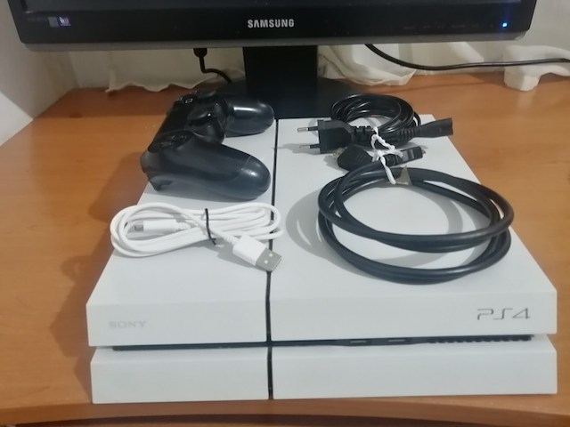 Sony PS4(čipovana, model CUH-1116A) + VREDAN POKLON