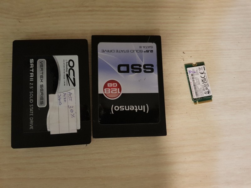 3 SSD diska 128 GB 30GB 256 GB