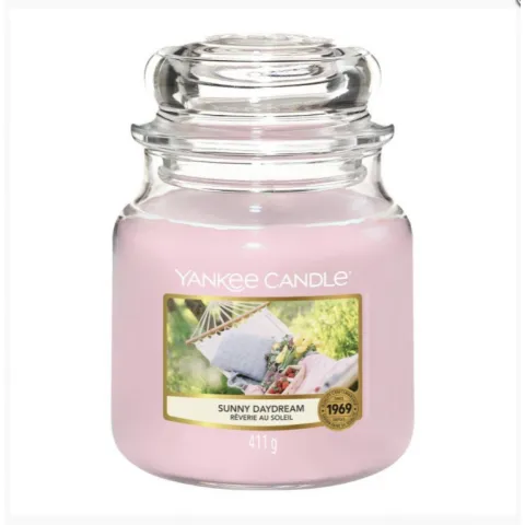 Sunny Daydream - Yankee Candle mirisna sveća M (cveće, pačuli, bergamot, sandalovina)