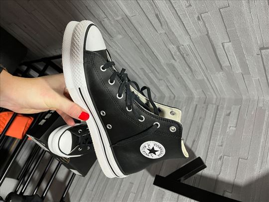 Prodajem kožne Converse patike