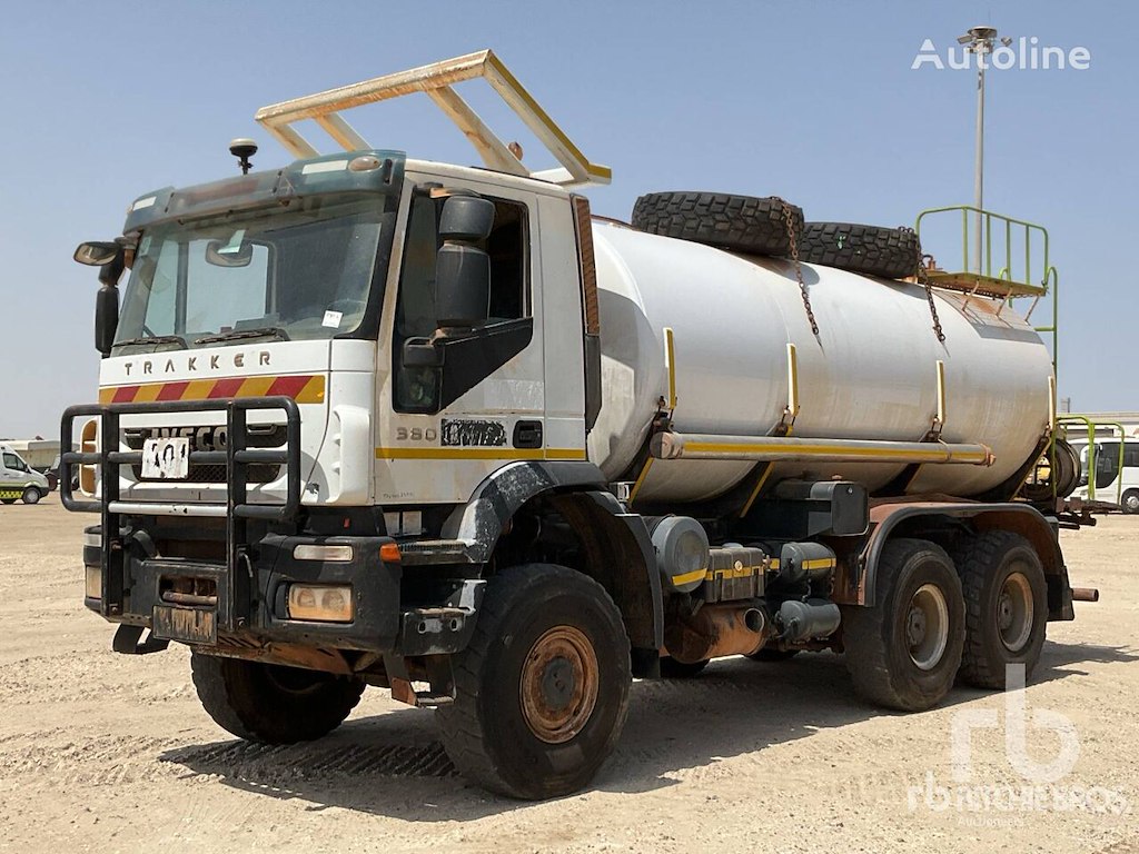 Prodaje se IVECO TRAKKER 380 18000 L 6x6 kiper na aukciji