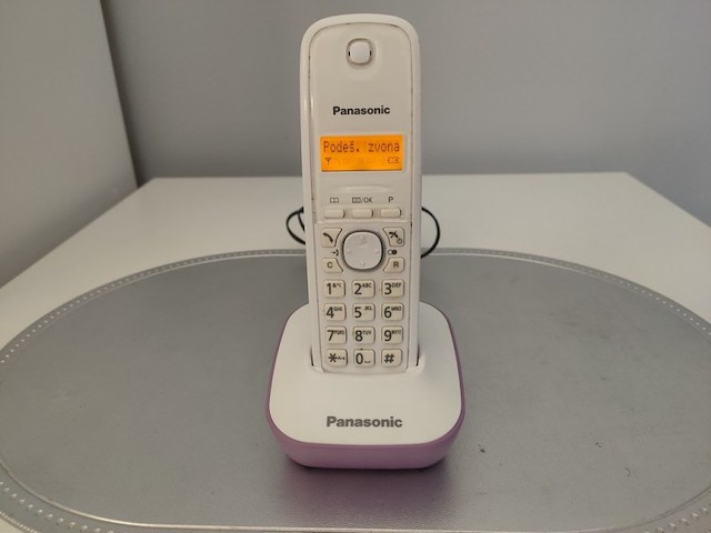 Lep Panasonic bezicni telefon ljubicasto-beli.