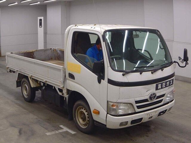 Toyota DYNA kamion s ravnom platformom < 3.5t