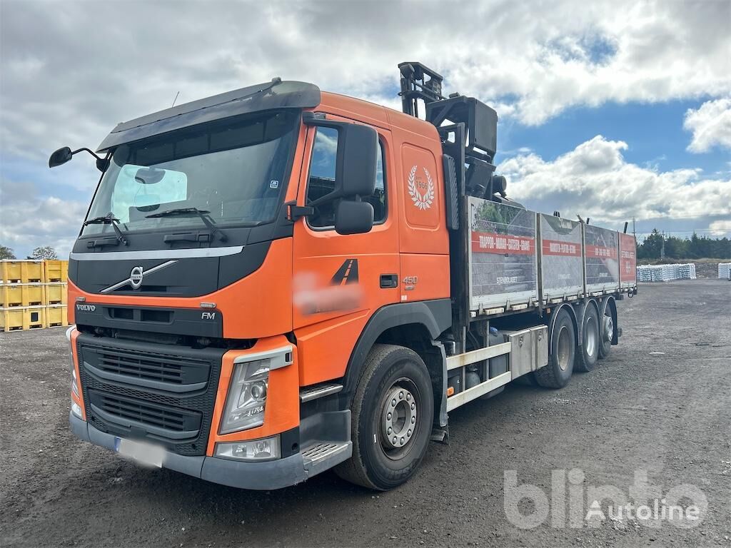 Prodaje se Volvo FM 8X4 kamion s ravnom platformom na aukciji