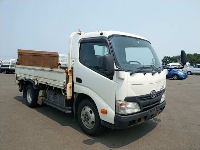 Toyota DYNA kamion s ravnom platformom