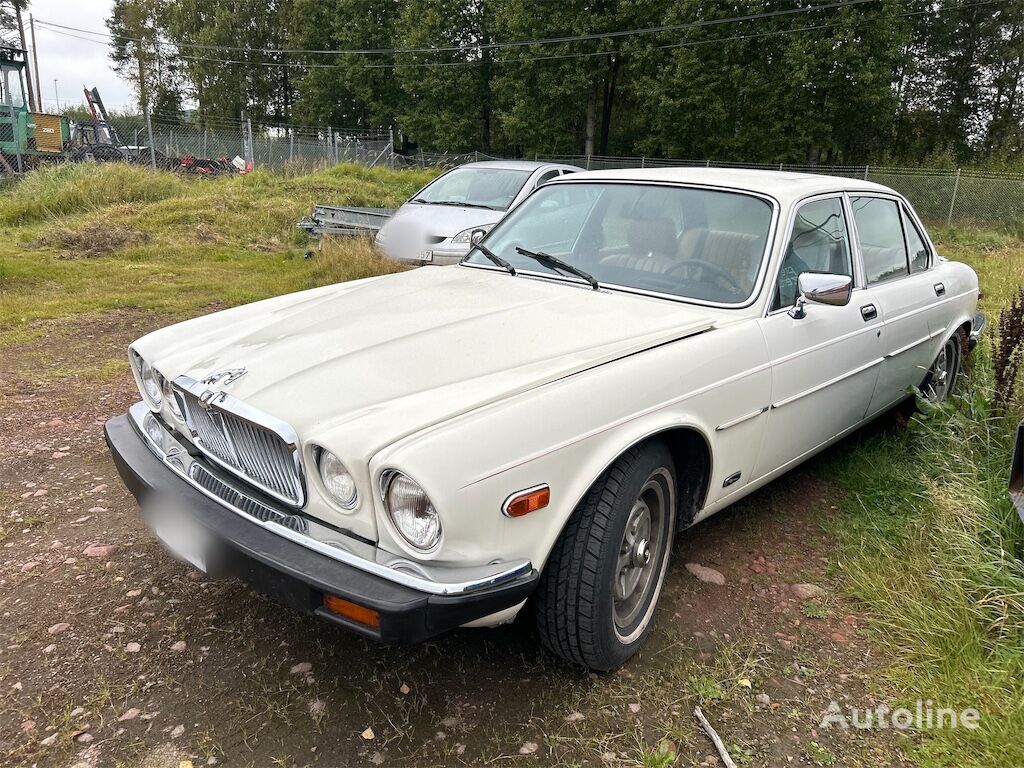 Prodaje se Jaguar XJ6 sedan na aukciji