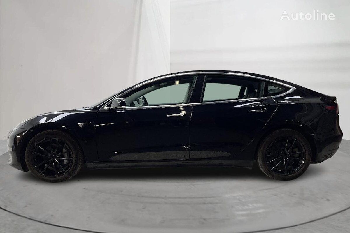 Prodaje se Tesla Model 3 sedan na aukciji