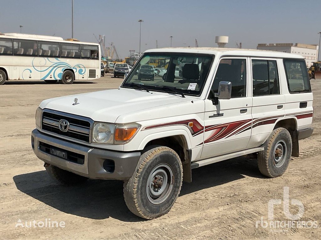 Prodaje se Toyota LAND CRUISER LX 76L 4x4 terenac na aukciji