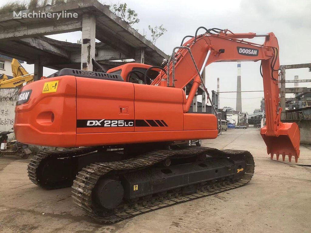 Doosan DX225 bager guseničar