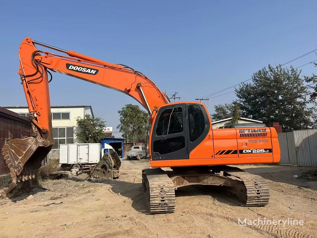 Doosan DX225 bager guseničar