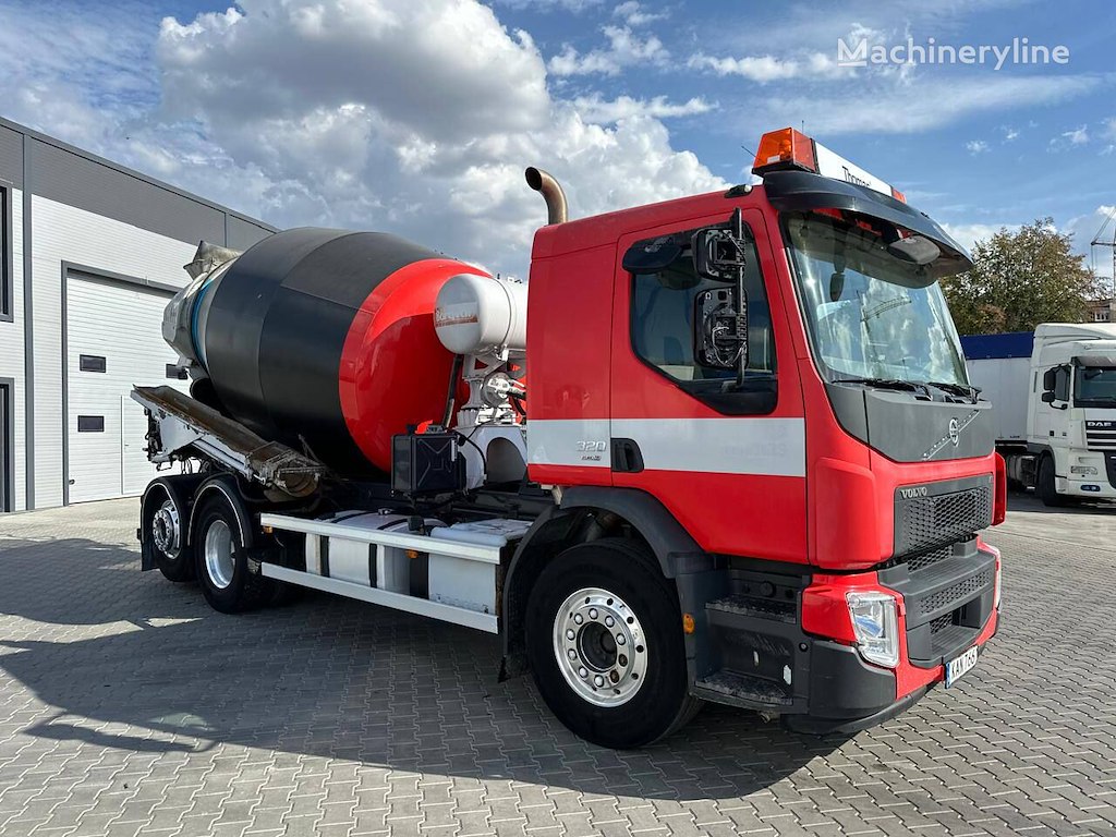 Volvo 320 v Lizynh kamion s mešalicom za beton