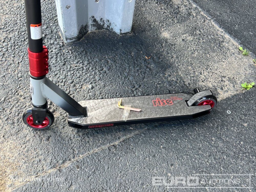 Prodaje se Mongoose Rise 100 Pro Scooter industriju zabave na aukciji