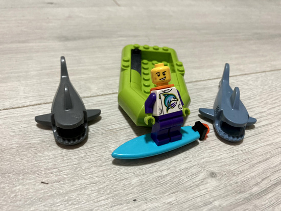 LEGO Surfer, ajkule i camac