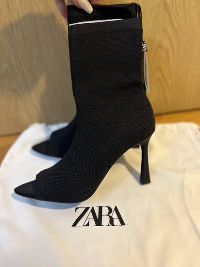 Zara crne cizmice